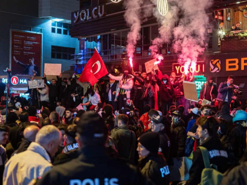 Ekrem-Imamoglu-protests - PeristeriNews.gr